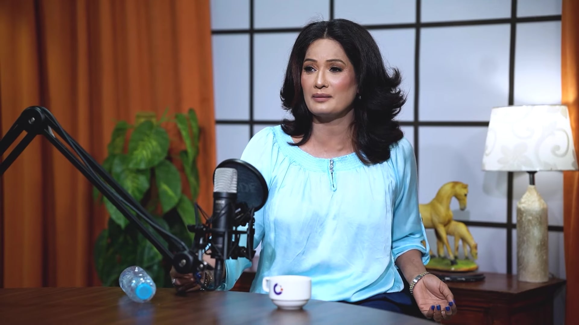 Jia Ali Defends Dr Omer Adil Against Mahira Khan & Humayun Saeed ...