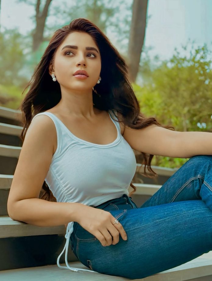 Aamna Malick Bold Pictures Get Interesting Public Reactions | Reviewit.pk