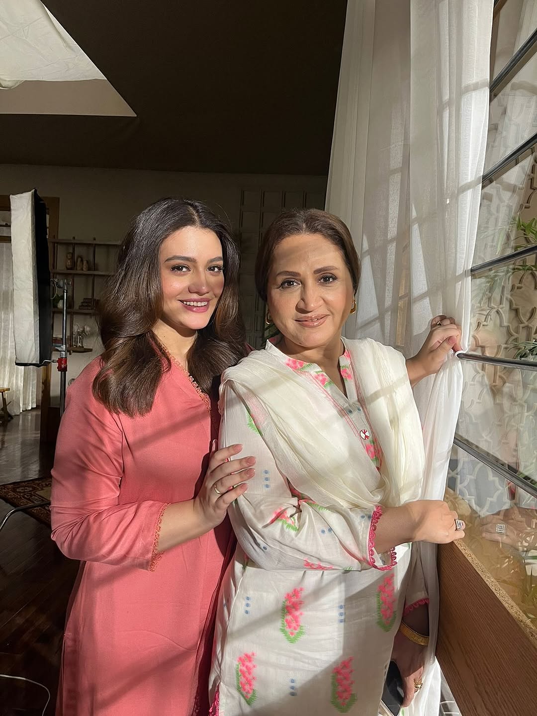 Zara Noor Abbas's Emotional Note on Project with Her Mother & Daughter ...