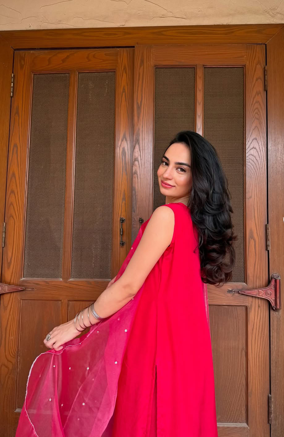 Mehar Bano’s Vulgar Dance & Dressing Severely Criticized | Reviewit.pk