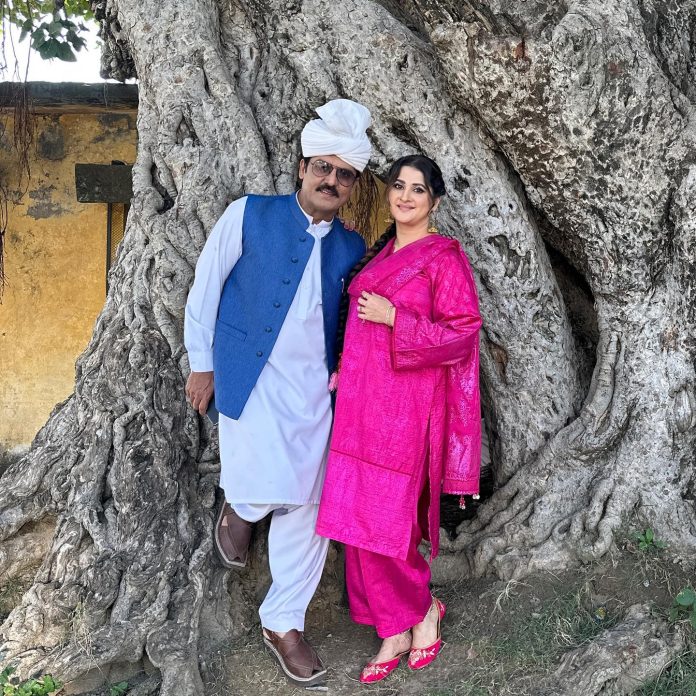 12 Pakistani Celebrity Couples Who Fell In Love On Set | Reviewit.pk
