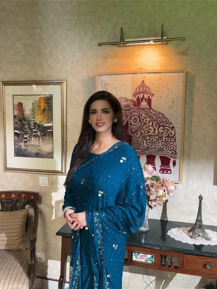 Savera Nadeem Under Fire For Heavily Edited Pictures | Reviewit.pk