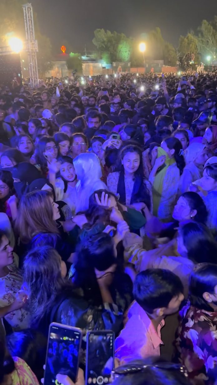 Crowd Goes Wild At Young Stunners Concert | Reviewit.pk