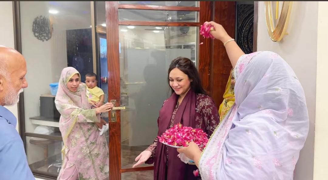 Eman Returns to Rajab Butt Vlogs - Shares Good News | Reviewit.pk