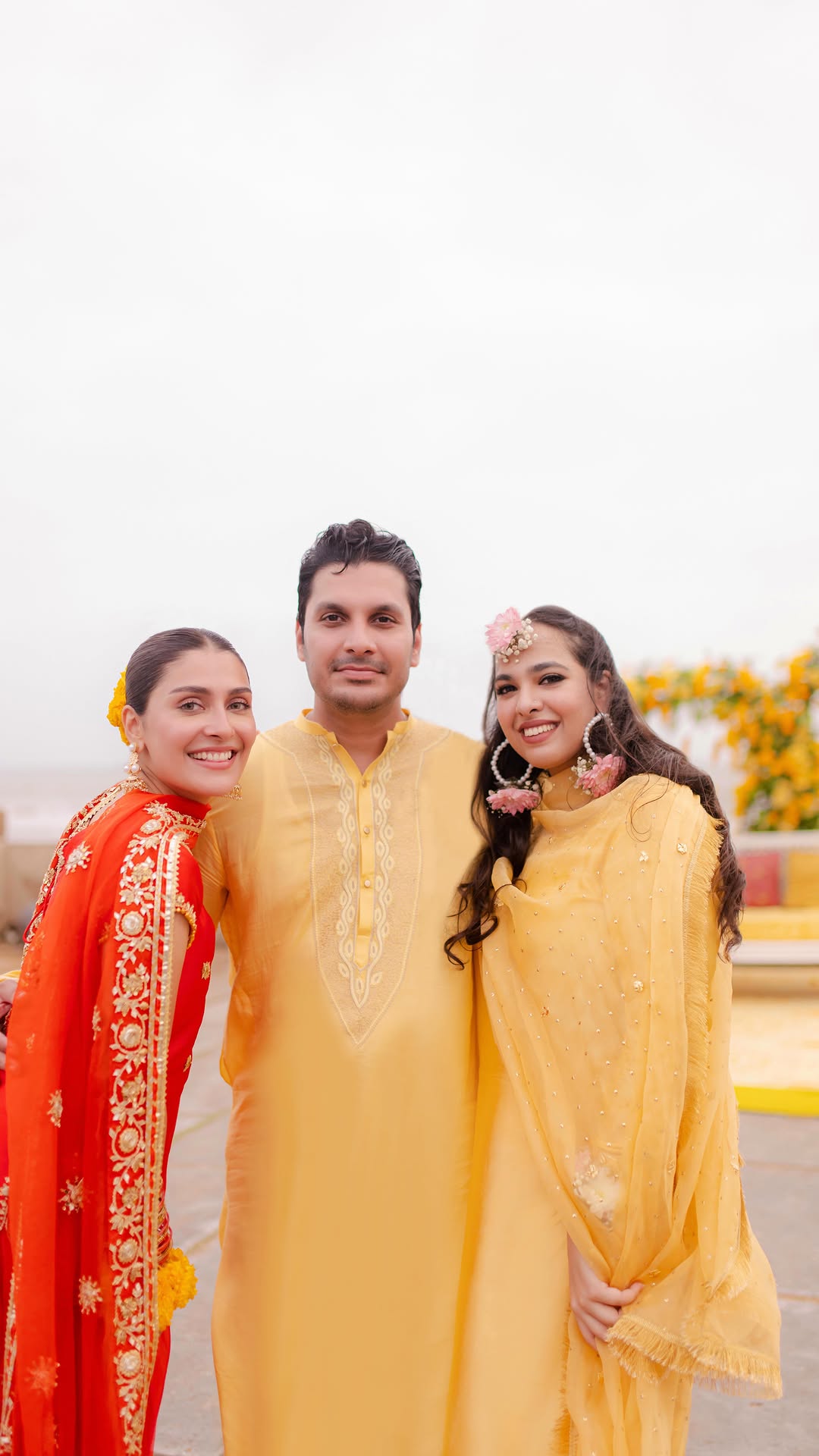 Ayeza Khan Shares Beautiful Clicks From Brother's Mehendi | Reviewit.pk