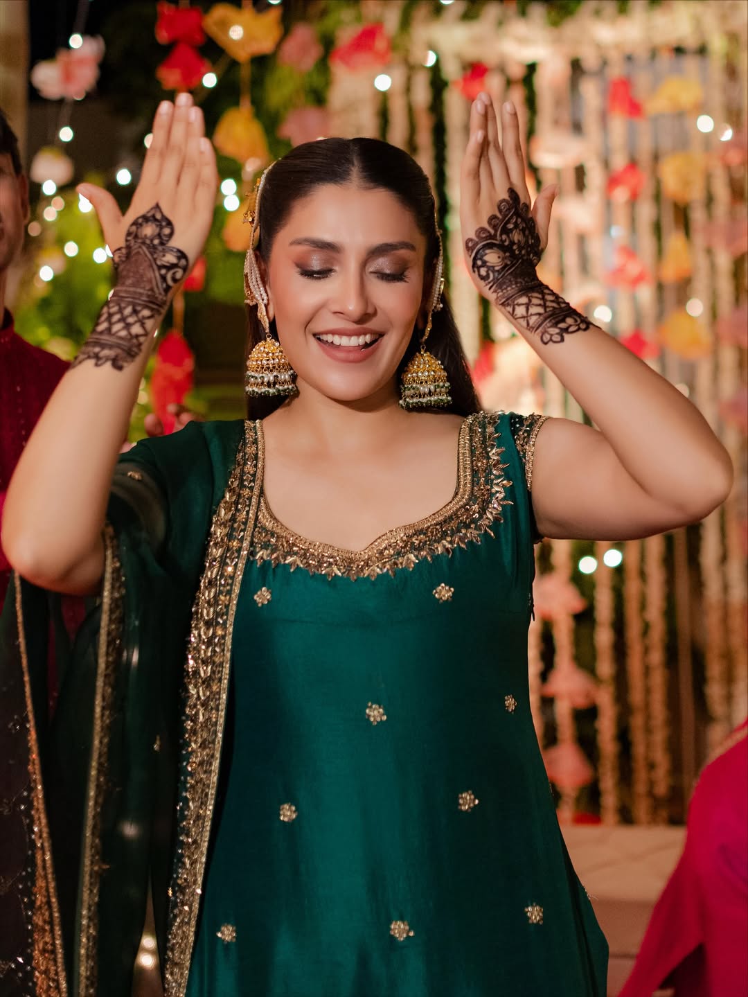 Ayeza Khan Shares Beautiful Clicks From Brother's Mehendi | Reviewit.pk