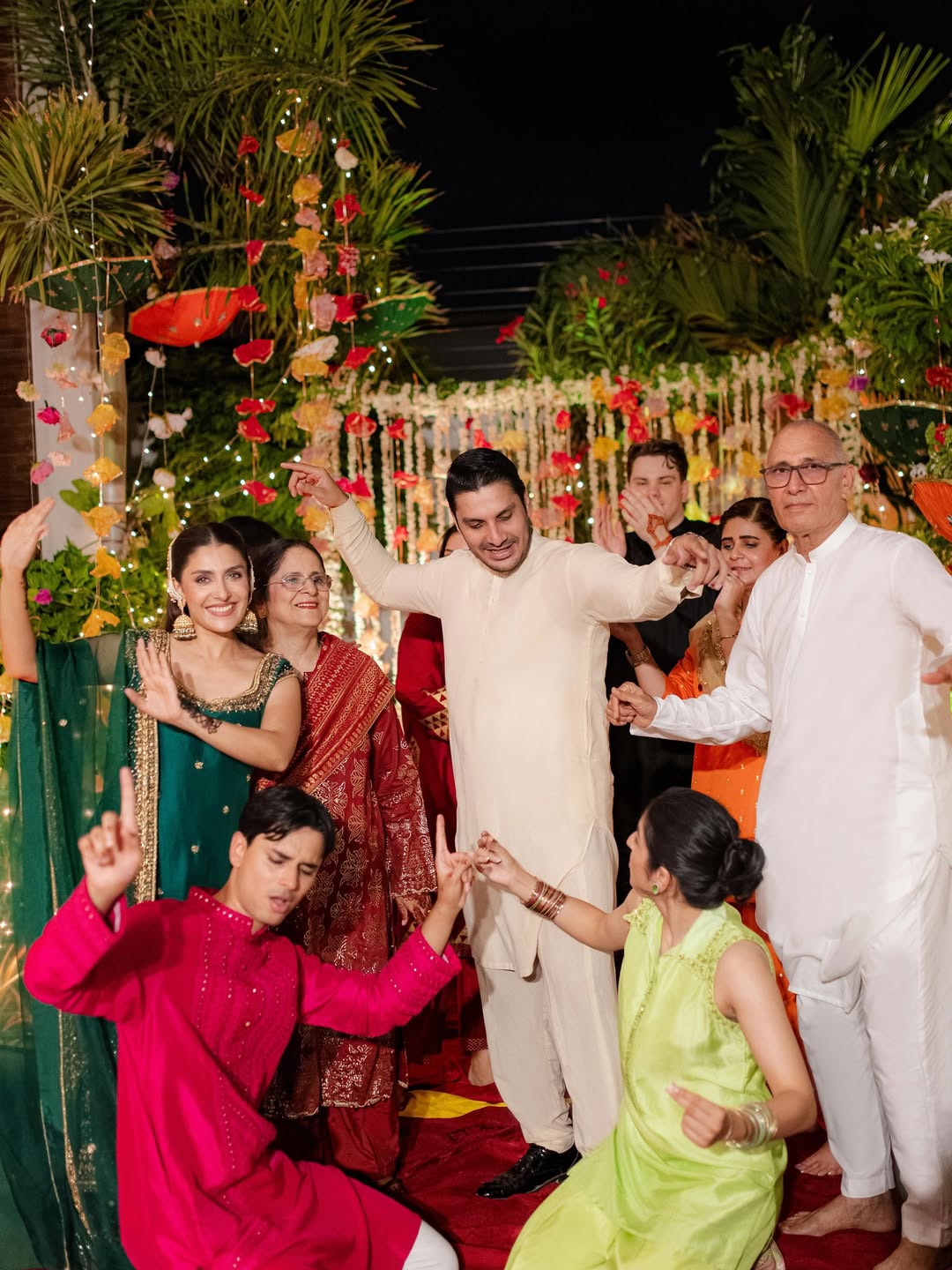 Ayeza Khan Shares Beautiful Clicks From Brother's Mehendi | Reviewit.pk