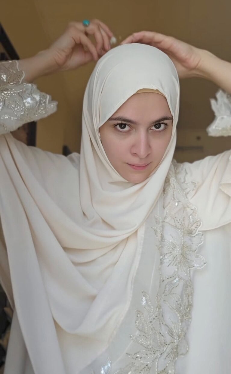 Arij Fatima’s Serene Moments from Khana Kaaba - Video | Reviewit.pk