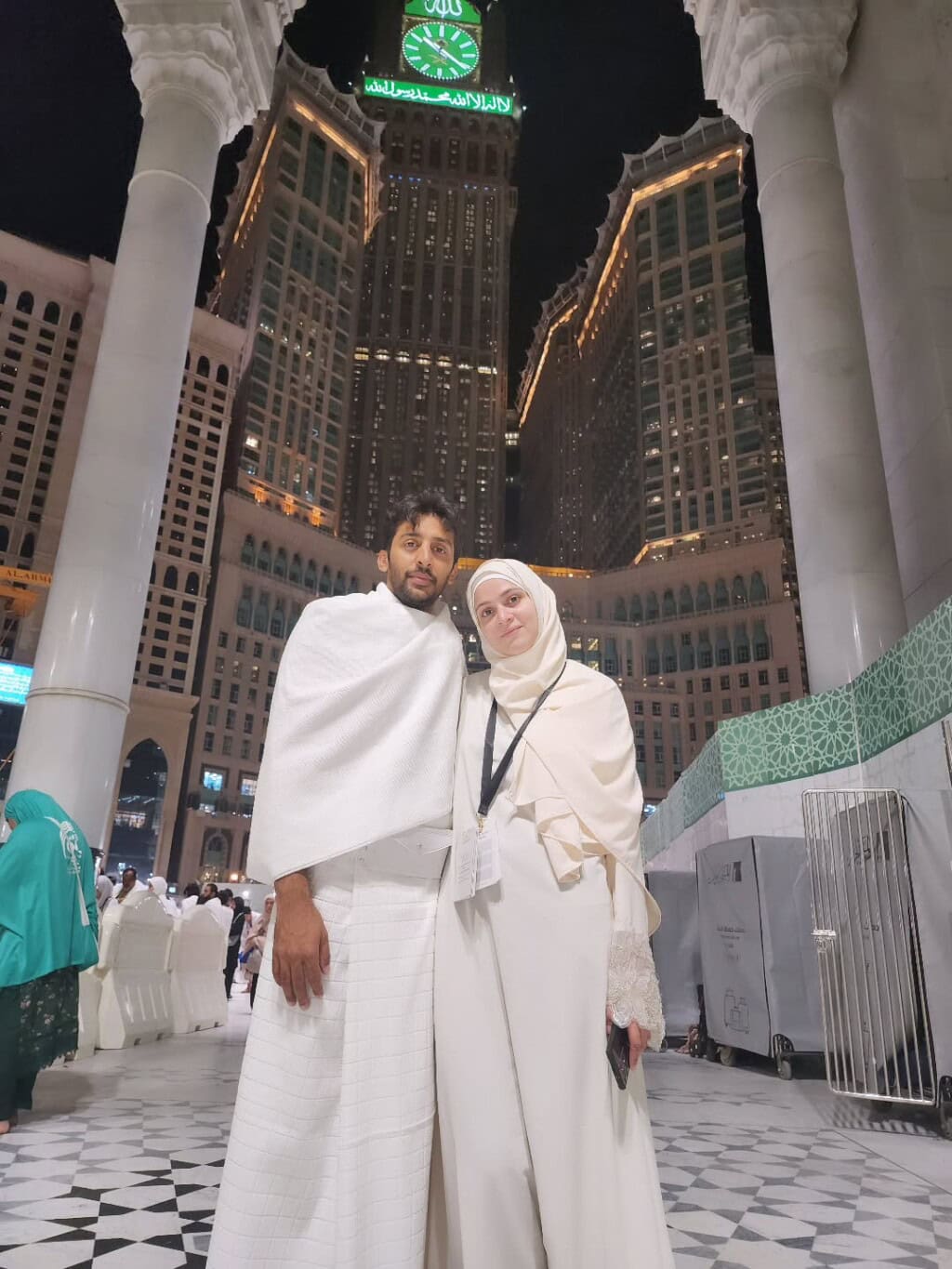 Arij Fatima’s Serene Moments from Khana Kaaba - Video | Reviewit.pk