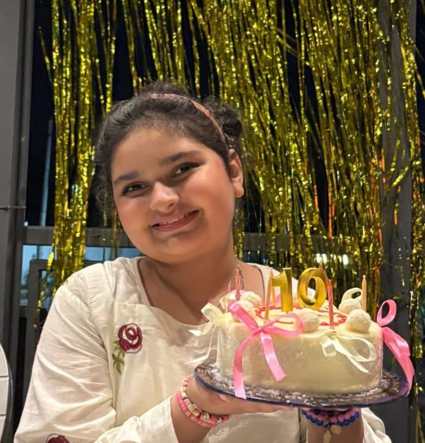 Sidra From Jama Taqseem On Working With Real Life Sister | Reviewit.pk