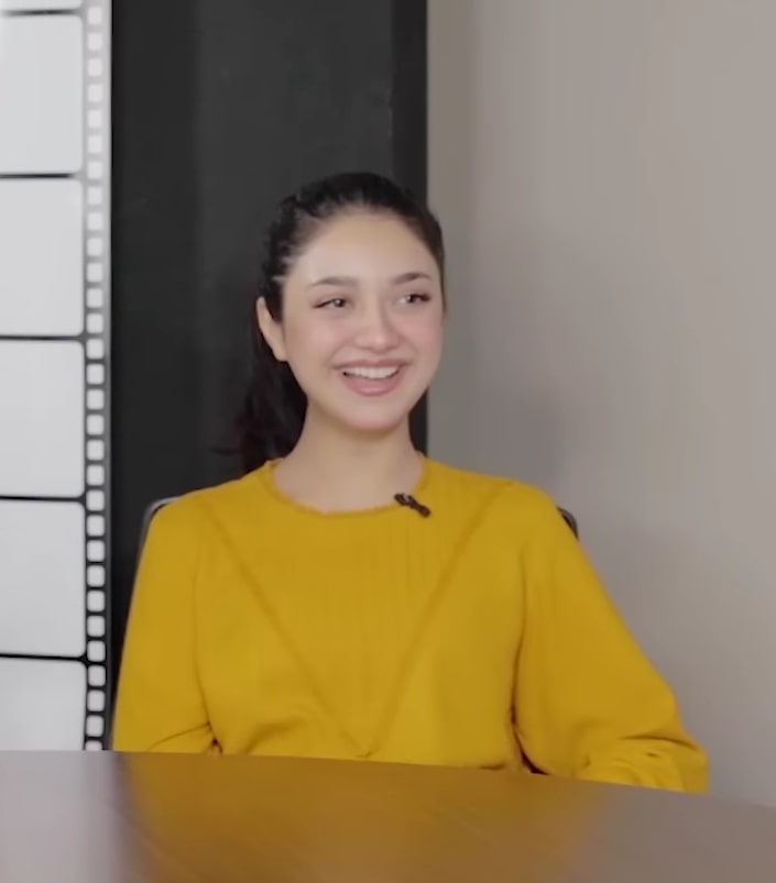 Sidra From Jama Taqseem On Working With Real Life Sister | Reviewit.pk