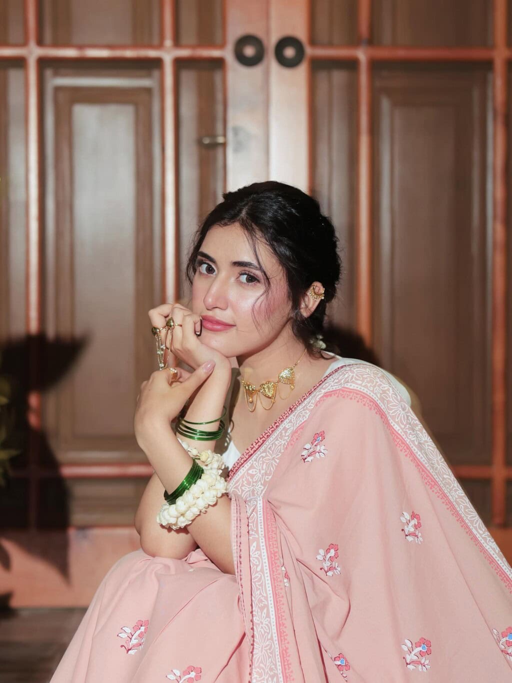 Sahar Hashmi Under Fire For Revealing Outfit | Reviewit.pk