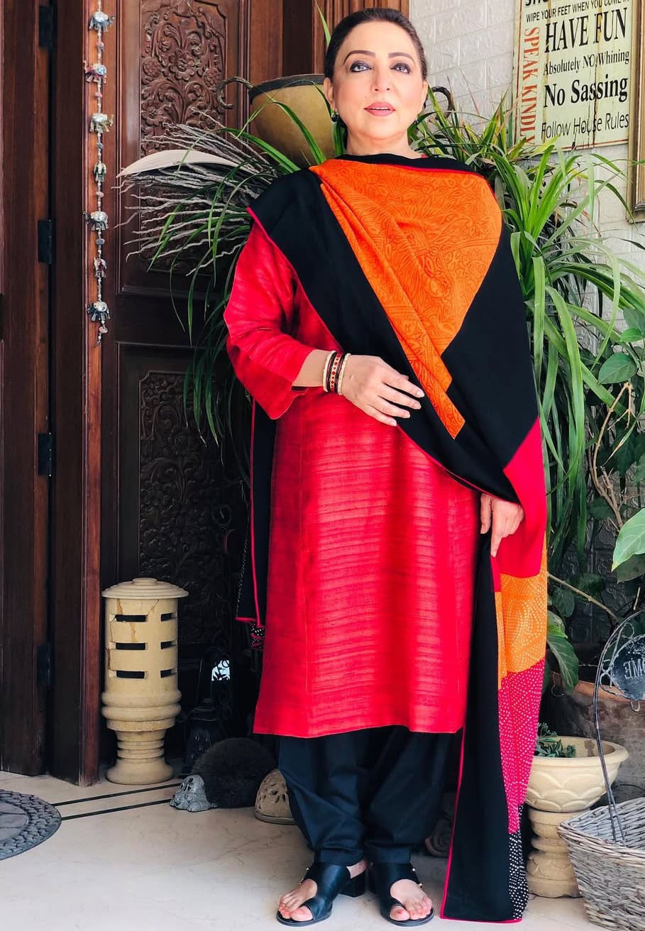 Meri Zindagi Hai Tu Fame Dr Falak Is Related To Famous Celebrities | Reviewit.pk