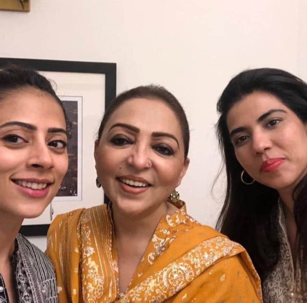 Meri Zindagi Hai Tu Fame Dr Falak Is Related To Famous Celebrities | Reviewit.pk