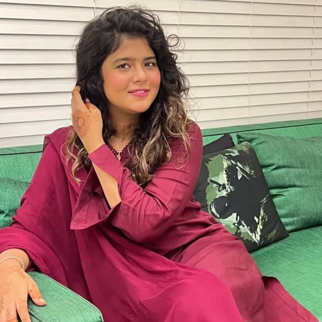 Feroze Khan's Sister Reveals Money Paid To Aliza Sultan | Reviewit.pk