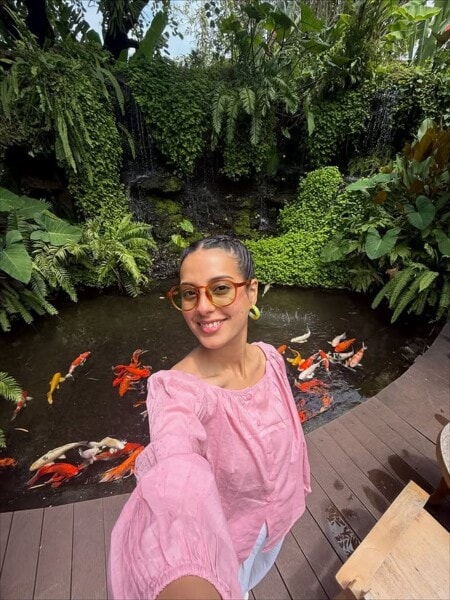 Iqra Aziz Announces Second Pregnancy | Reviewit.pk