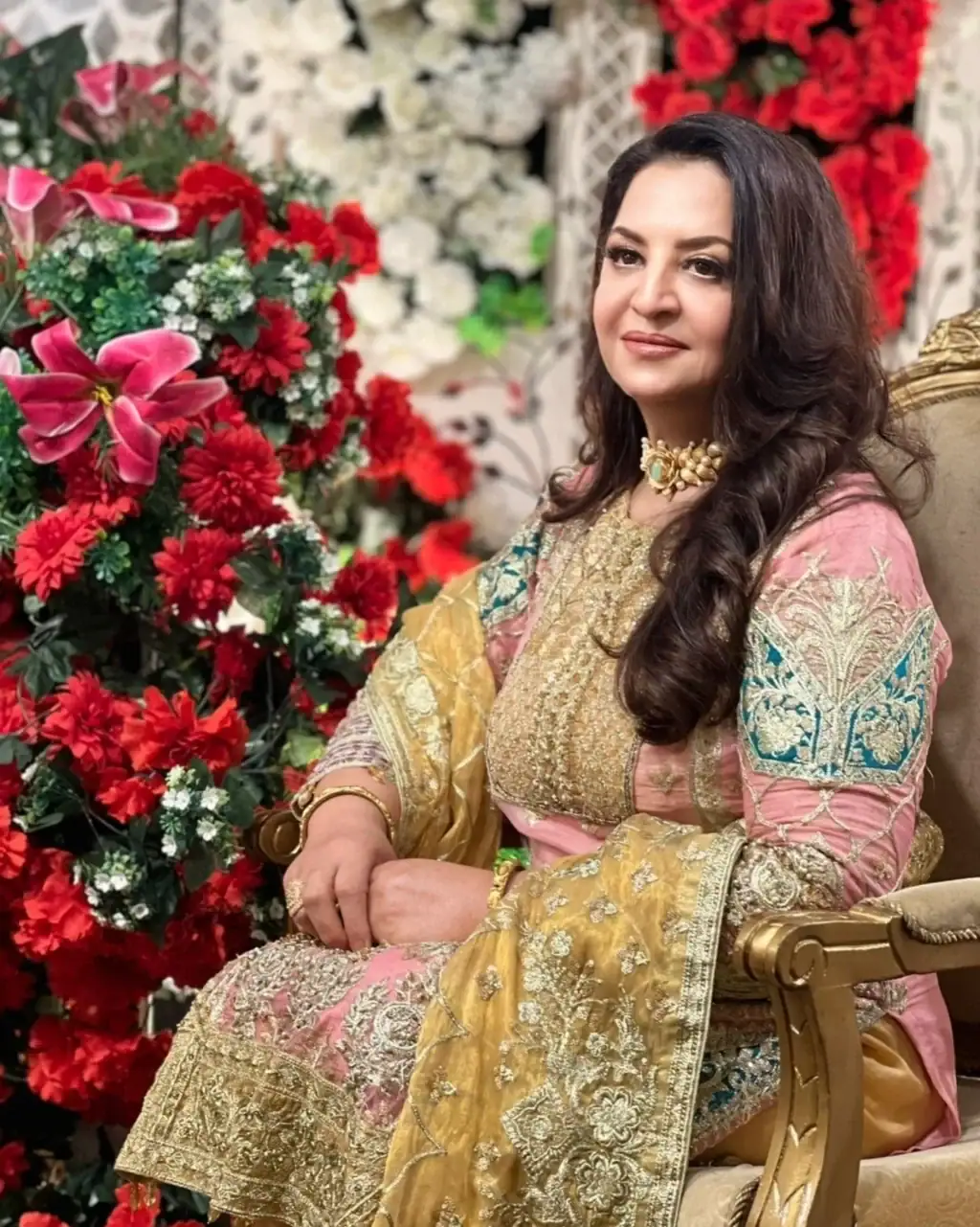 How Is Naima Khan Related To Legendary Ashfaq Ahmed | Reviewit.pk