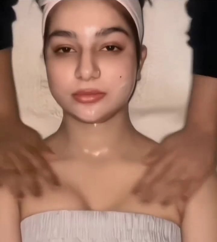 Samiya Hijab Blames Public For Her Revealing Clothes | Reviewit.pk