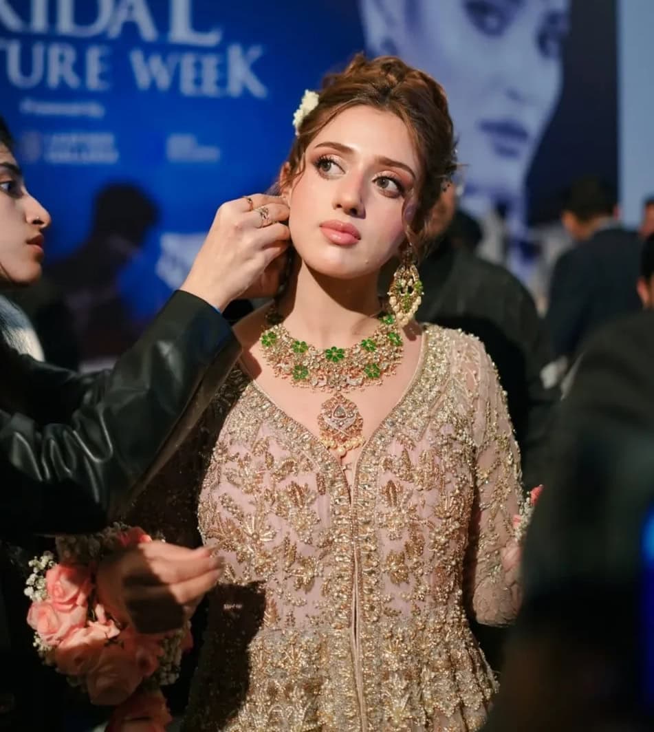 Jannat Mirza’s Ramp Walk on BCW Severely Criticized | Reviewit.pk