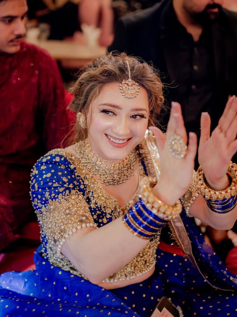 Momina Iqbal Pictures from Cousin's Mehndi Event | Reviewit.pk