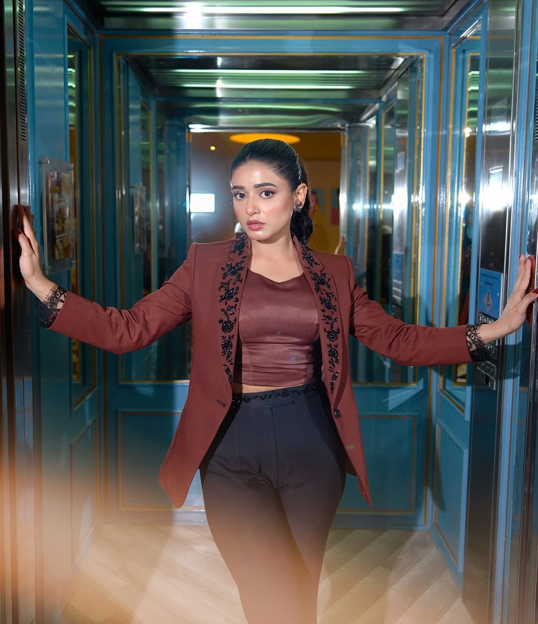 Sehar Khan's Bold Dressing Ignites Backlash | Reviewit.pk