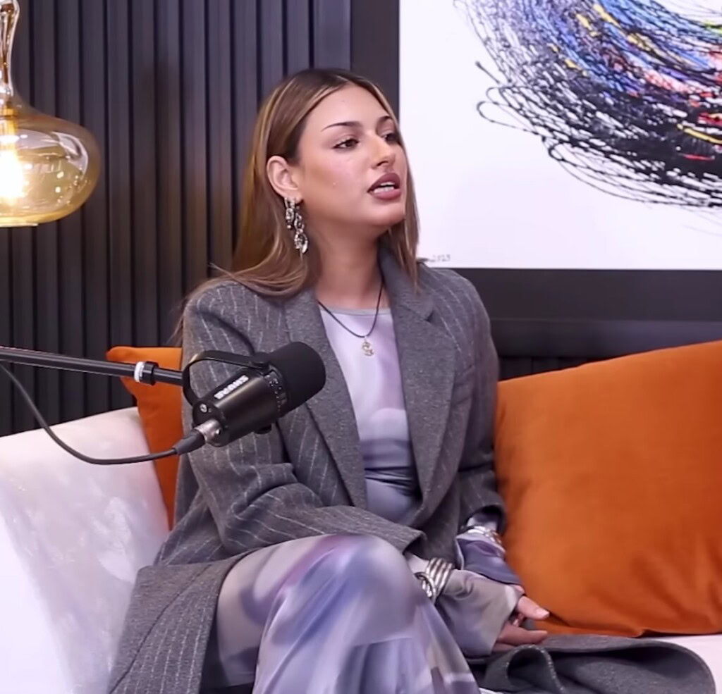 Anzela Abbasi On Her Husband's Reaction To Her Outfits | Reviewit.pk