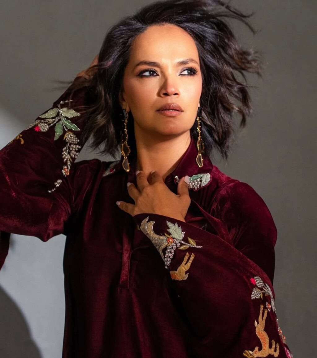 Amina Sheikh on Her Prominent Forehead & Cosmetic Surgery | Reviewit.pk