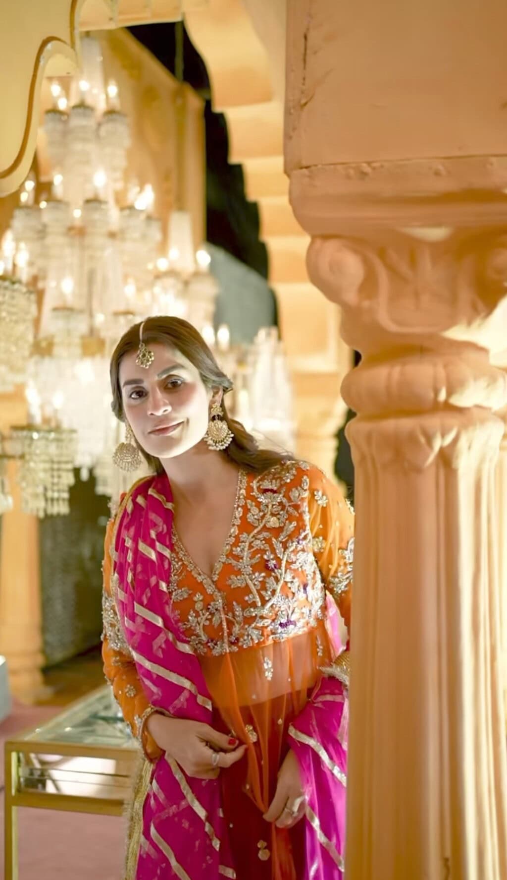 Amna Malik's Revealing Outfit at a Wedding Raises Eyebrows | Reviewit.pk