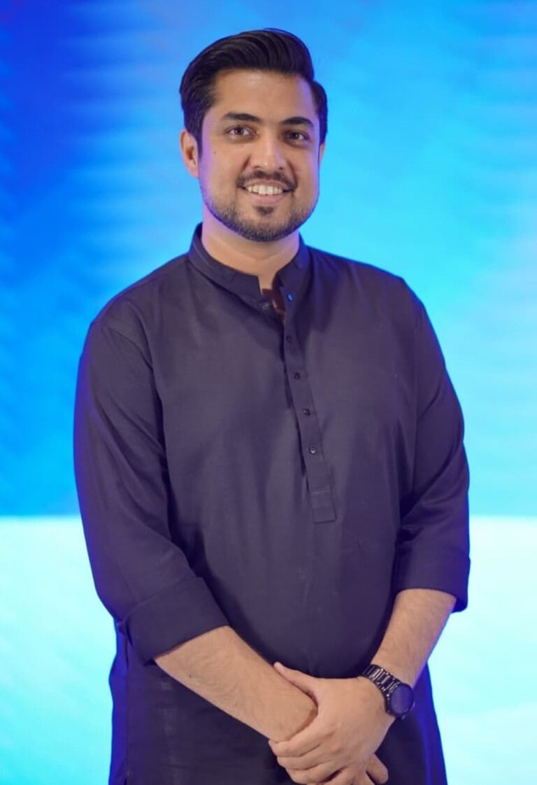 Iqrar ul Hassan Celebrates 20th Wedding Anniversary | Reviewit.pk