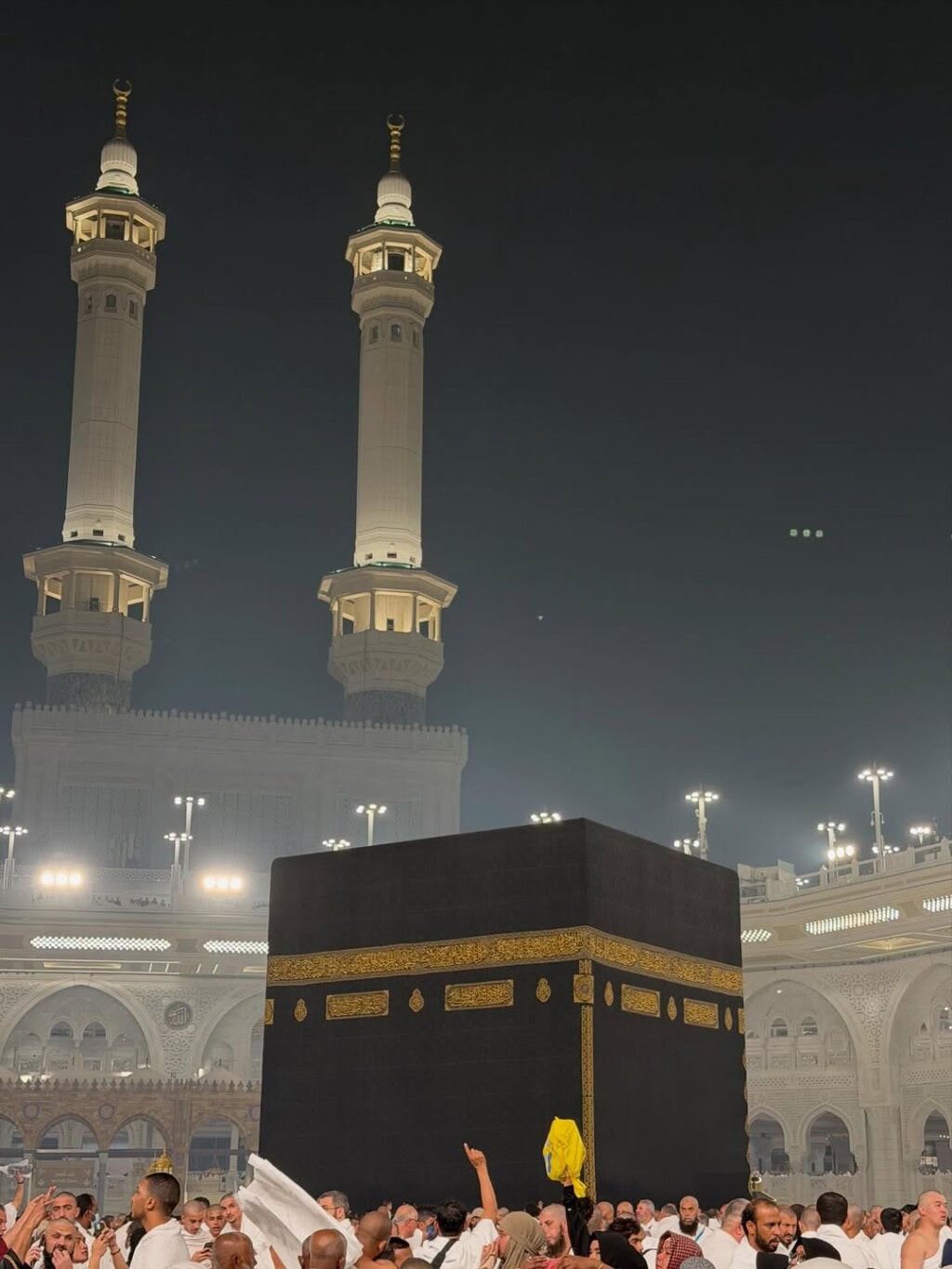 Maya Ali's Heartfelt Umrah Journey | Reviewit.pk