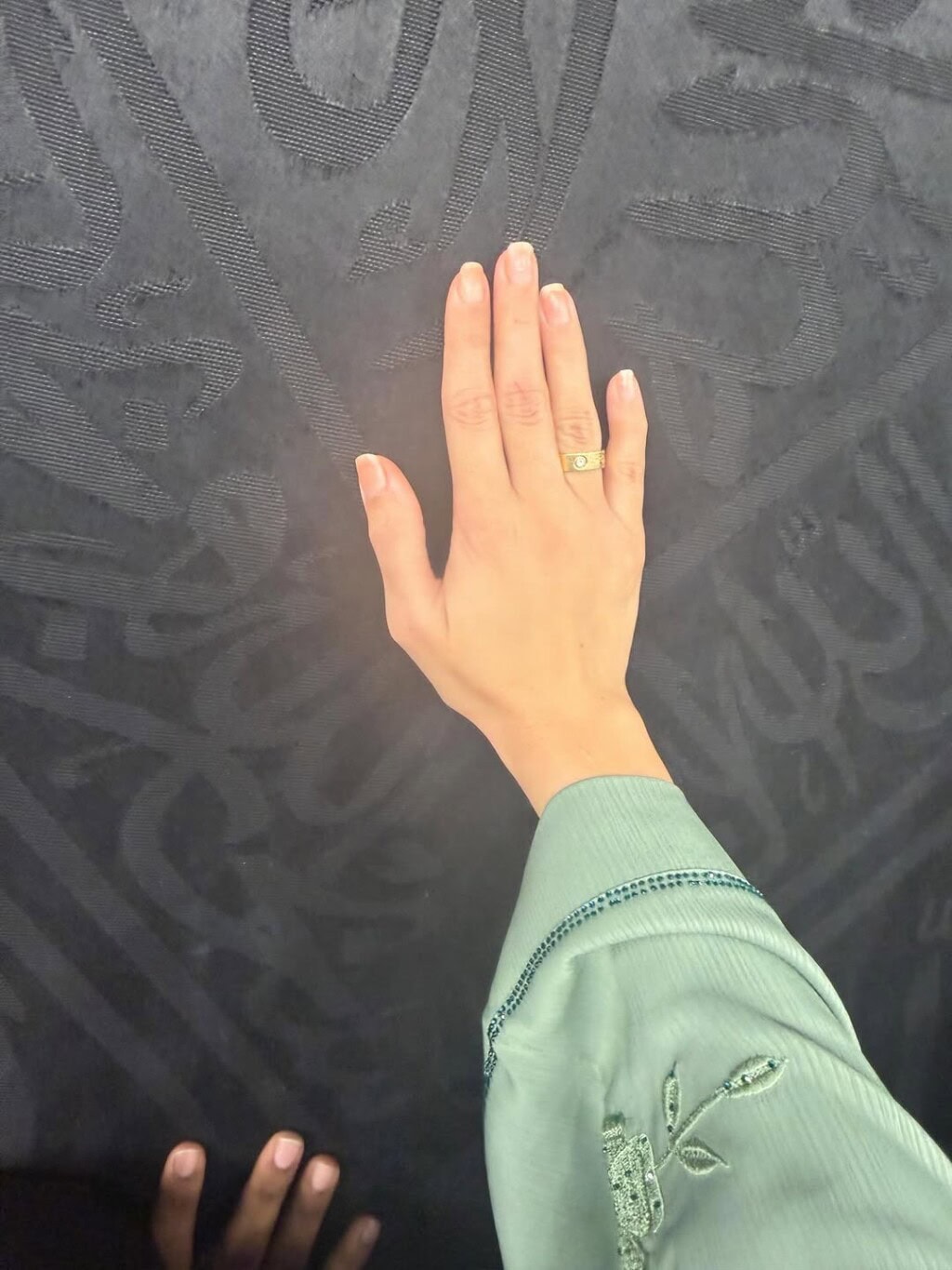 Maya Ali's Heartfelt Umrah Journey | Reviewit.pk