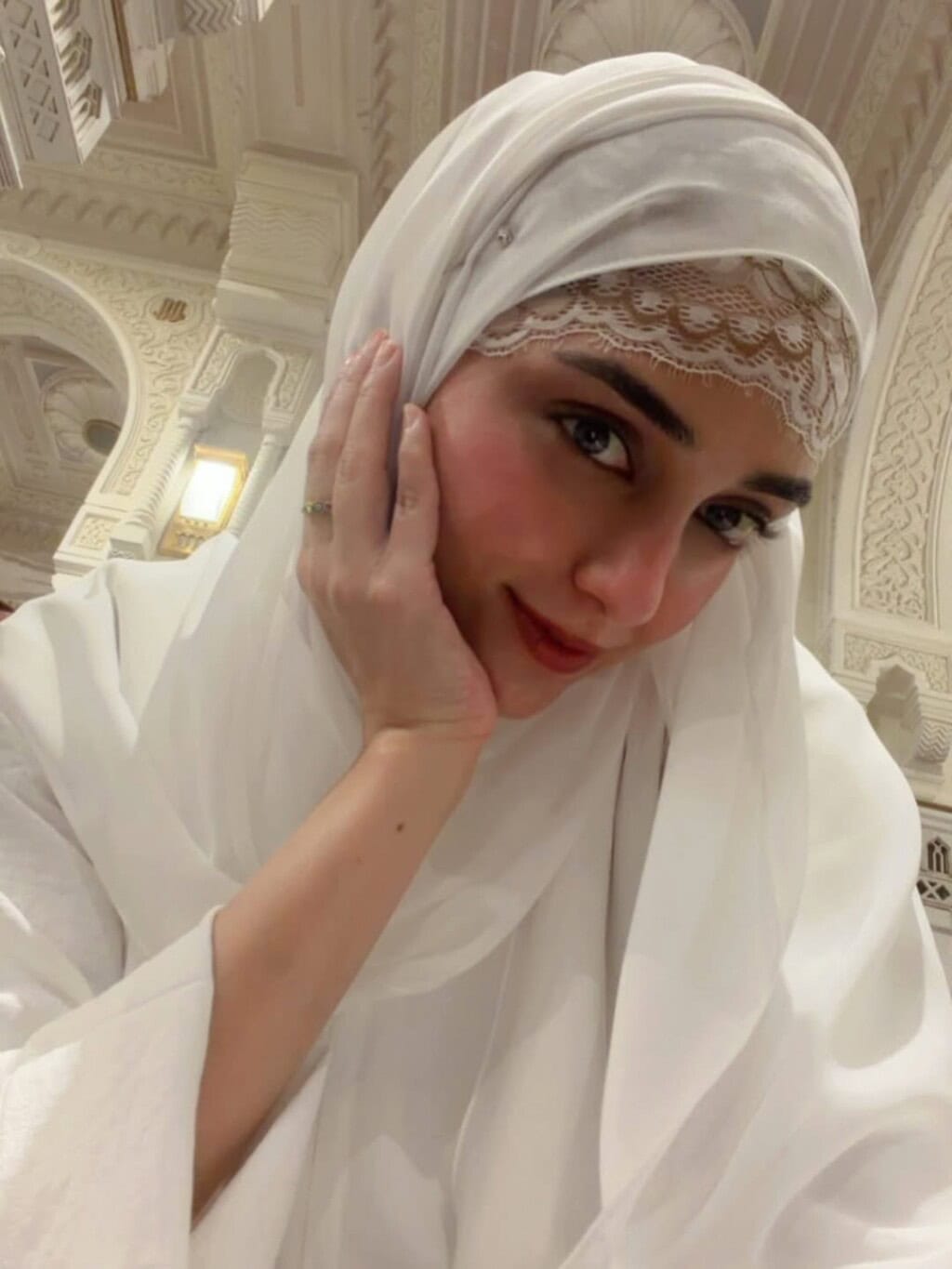 Maya Ali's Heartfelt Umrah Journey | Reviewit.pk