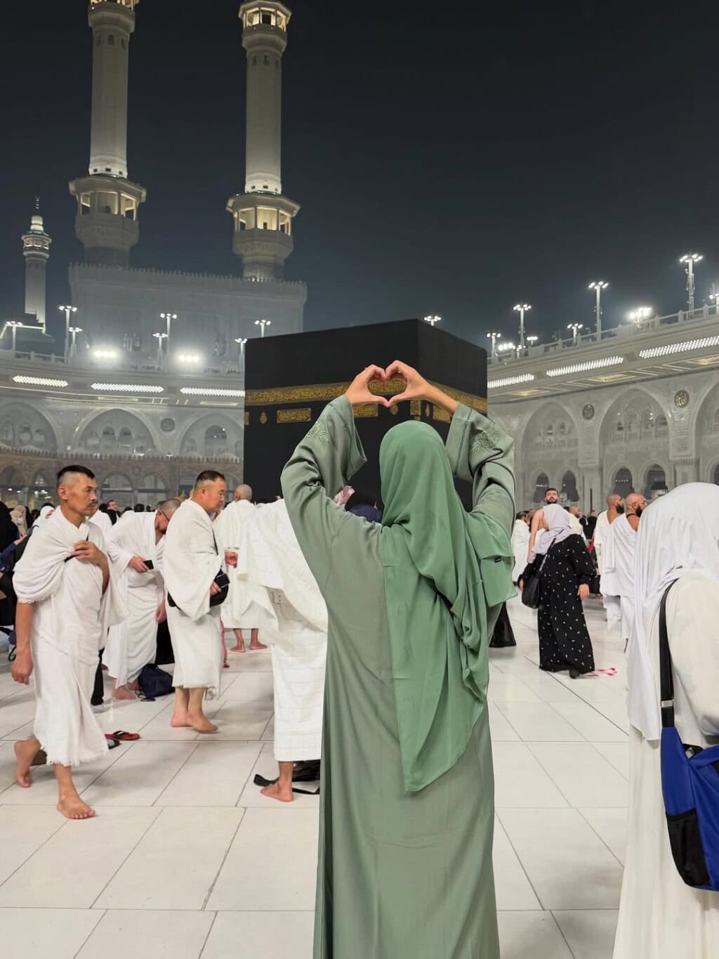 Maya Ali's Heartfelt Umrah Journey | Reviewit.pk