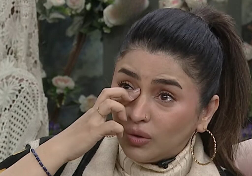Maya Khan Cries During Live Show | Reviewit.pk