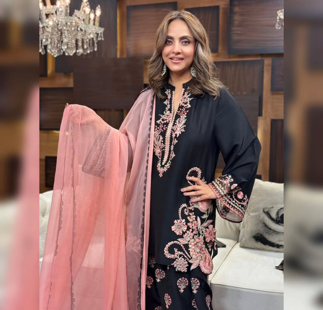 Nadia Khan’s Age Questioned After Old BTS Picture | Reviewit.pk