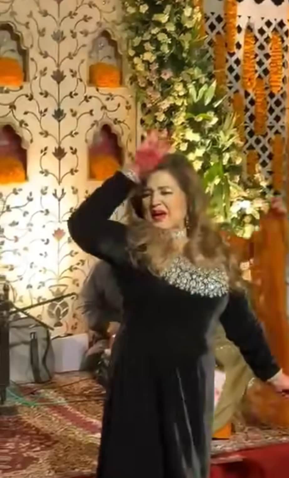 Nisho & Dr Omer Adil Dance Video | Reviewit.pk