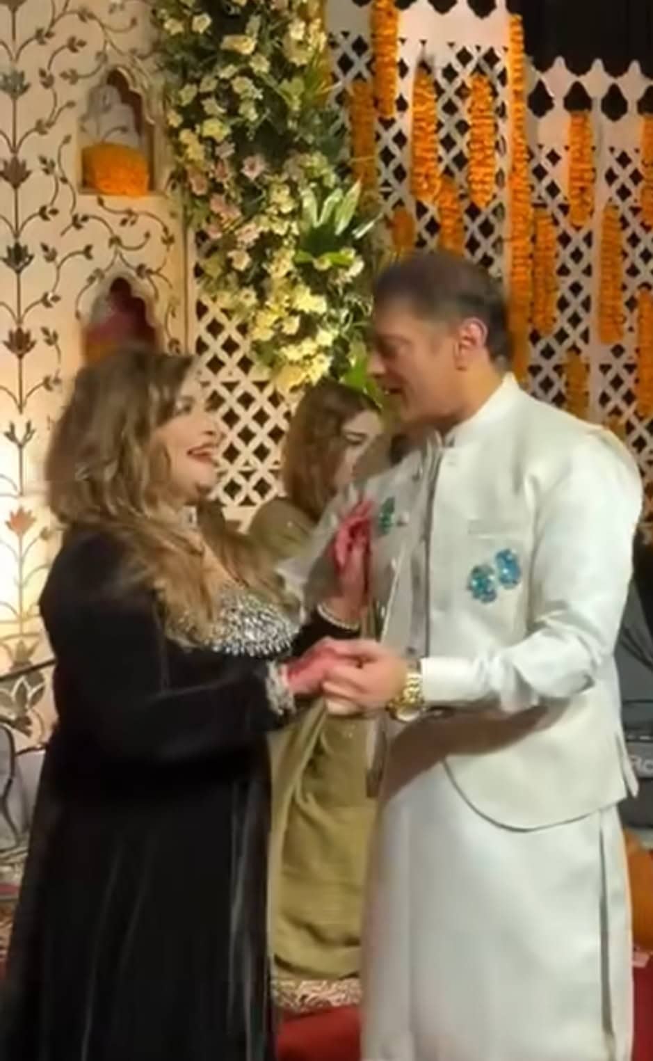 Nisho & Dr Omer Adil Dance Video | Reviewit.pk