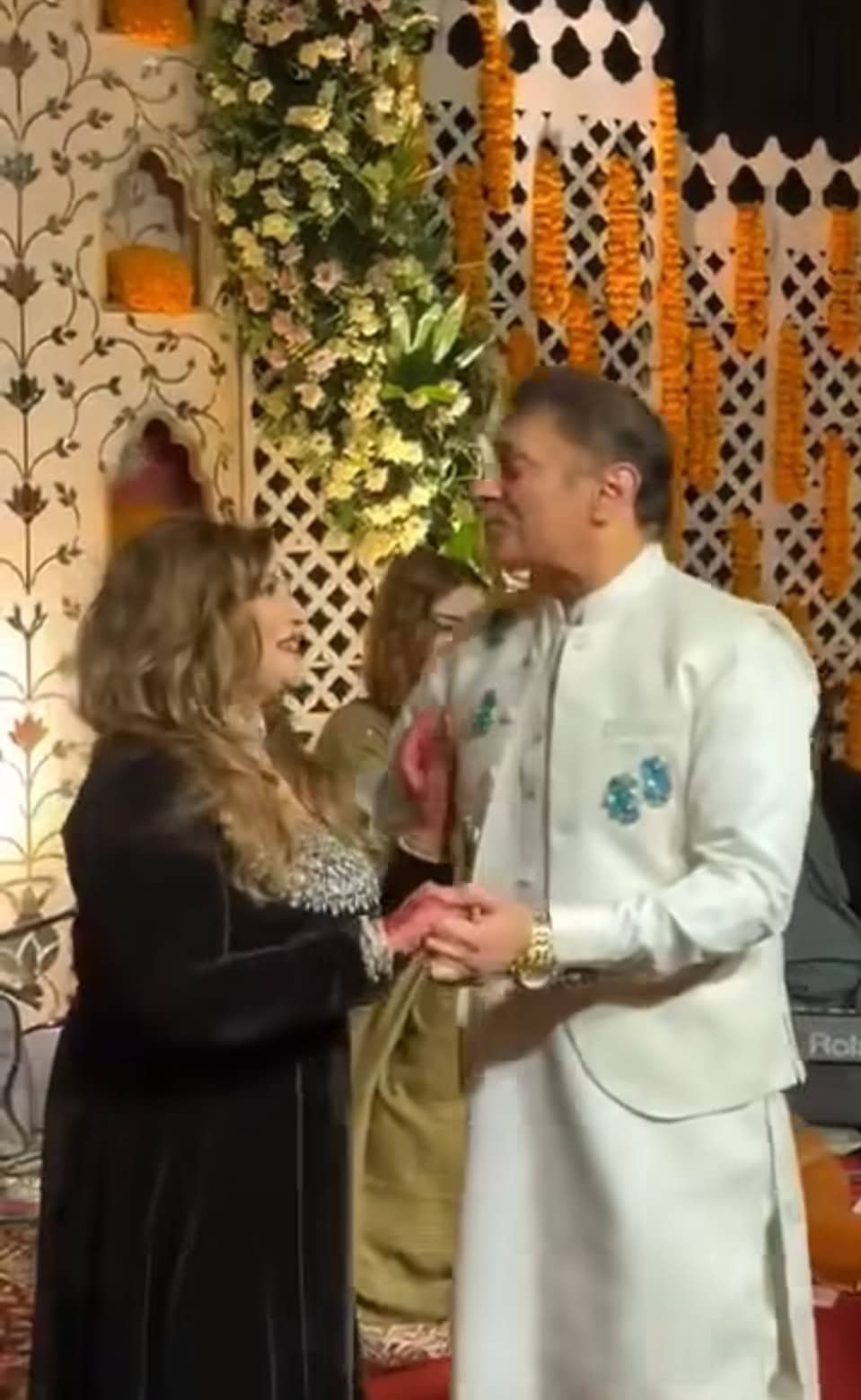 Nisho & Dr Omer Adil Dance Video | Reviewit.pk