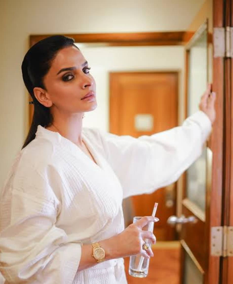 Naeem Hanif Issues Public Apology to Saba Qamar | Reviewit.pk