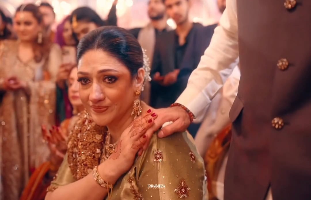 Salma Zafar Asim Daughter's Emotional Rukhsati Video | Reviewit.pk