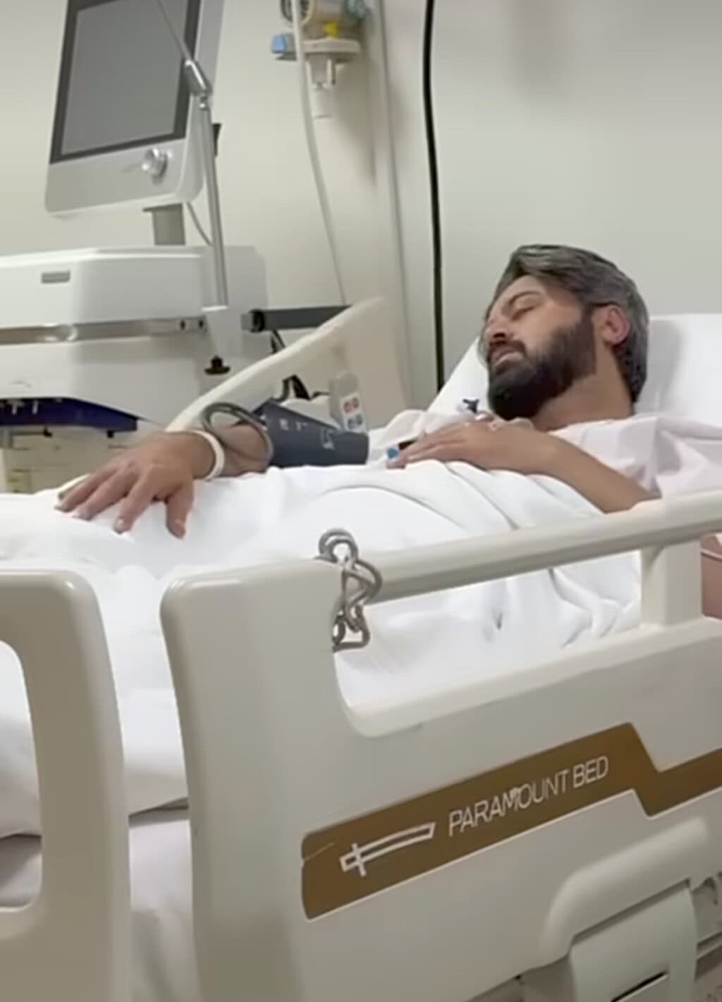 Agha Shiraz Hospitalized After Heart Attack | Reviewit.pk