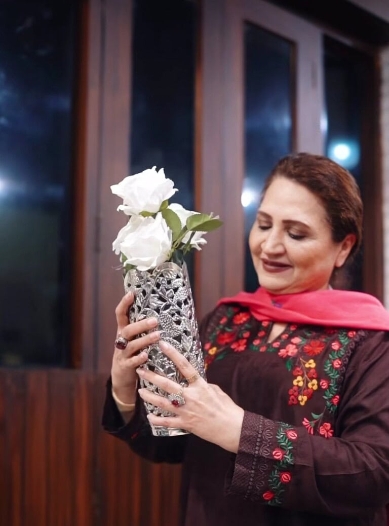 Asma Abbas on Power Of Top Actresses Endorsing Clothes | Reviewit.pk