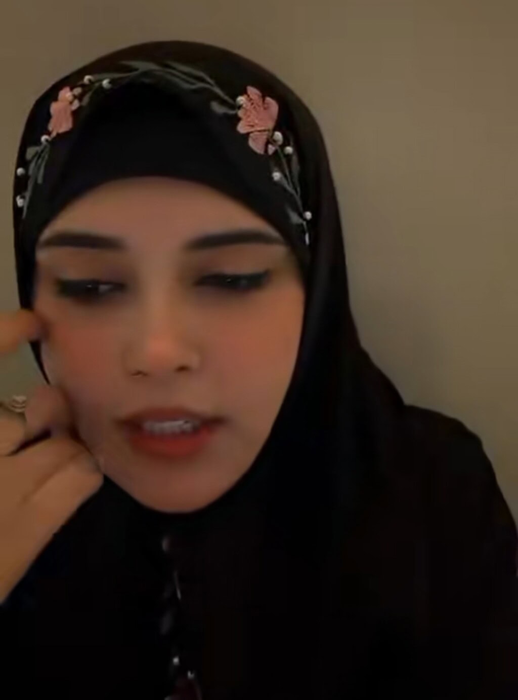 Kanwal Aftab Responds to Criticism Over Frequent Umrah Trips | Reviewit.pk