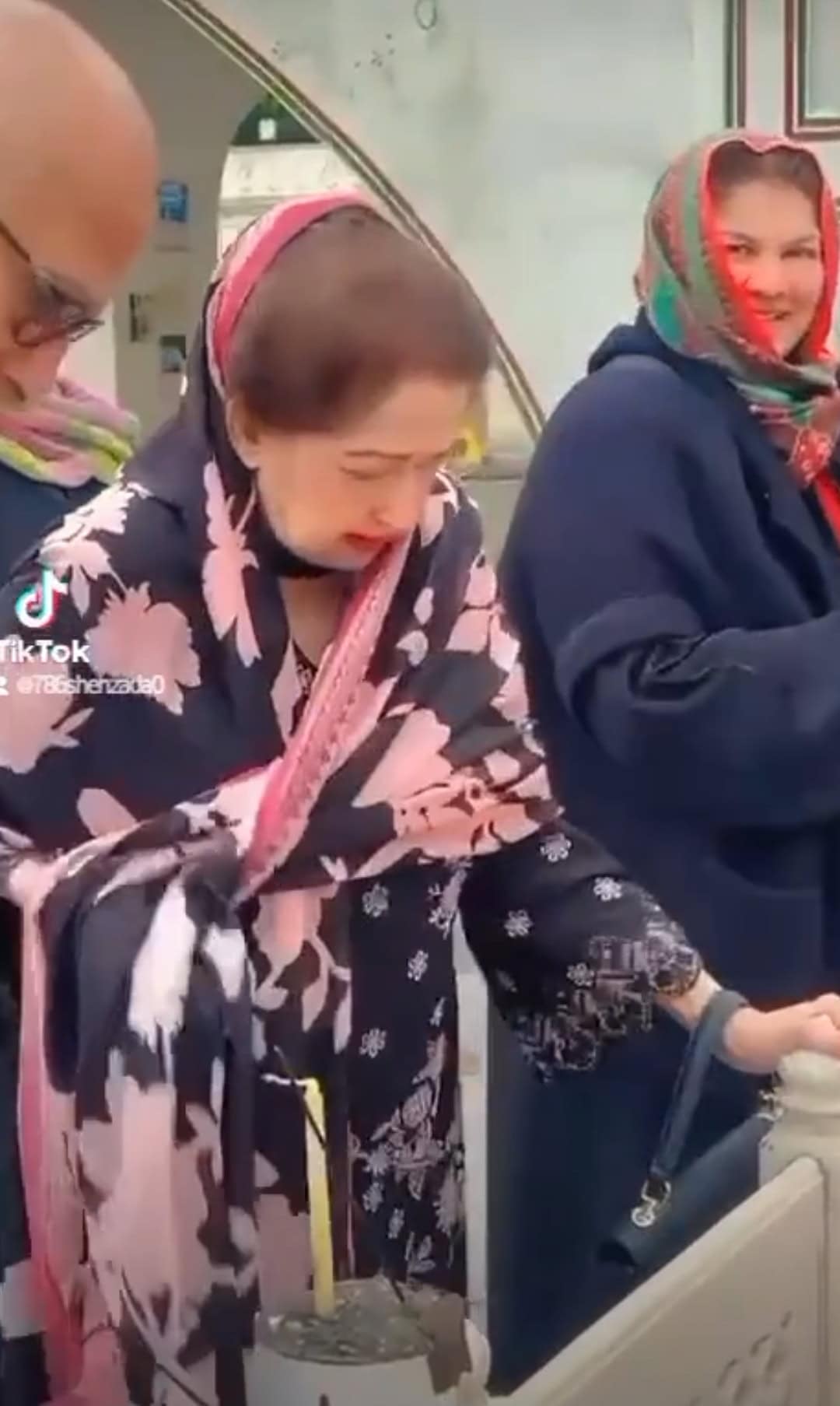 Former Film Star Zeba Ali Visits Husband's Grave | Reviewit.pk