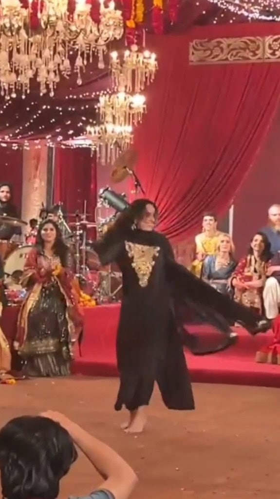 Saba Hameed & Deedar Dance At Iffat Omar Daughter's Wedding Goes Viral ...
