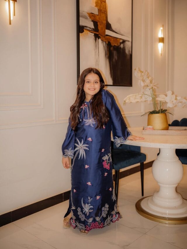 Aiman Khan Twinning With Eldest Daughter Amal Muneeb In Blue | Reviewit.pk
