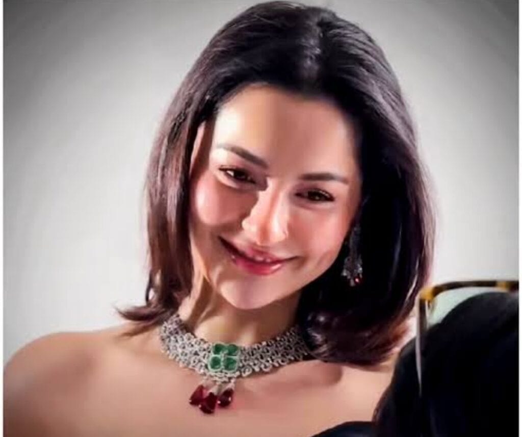 Ahmed Ali Butt Claims Hania Aamir is Gen-Z Babra Sharif | Reviewit.pk