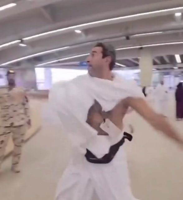 Wasim Akram's Swinging Rami Jamarat Goes Viral | Reviewit.pk