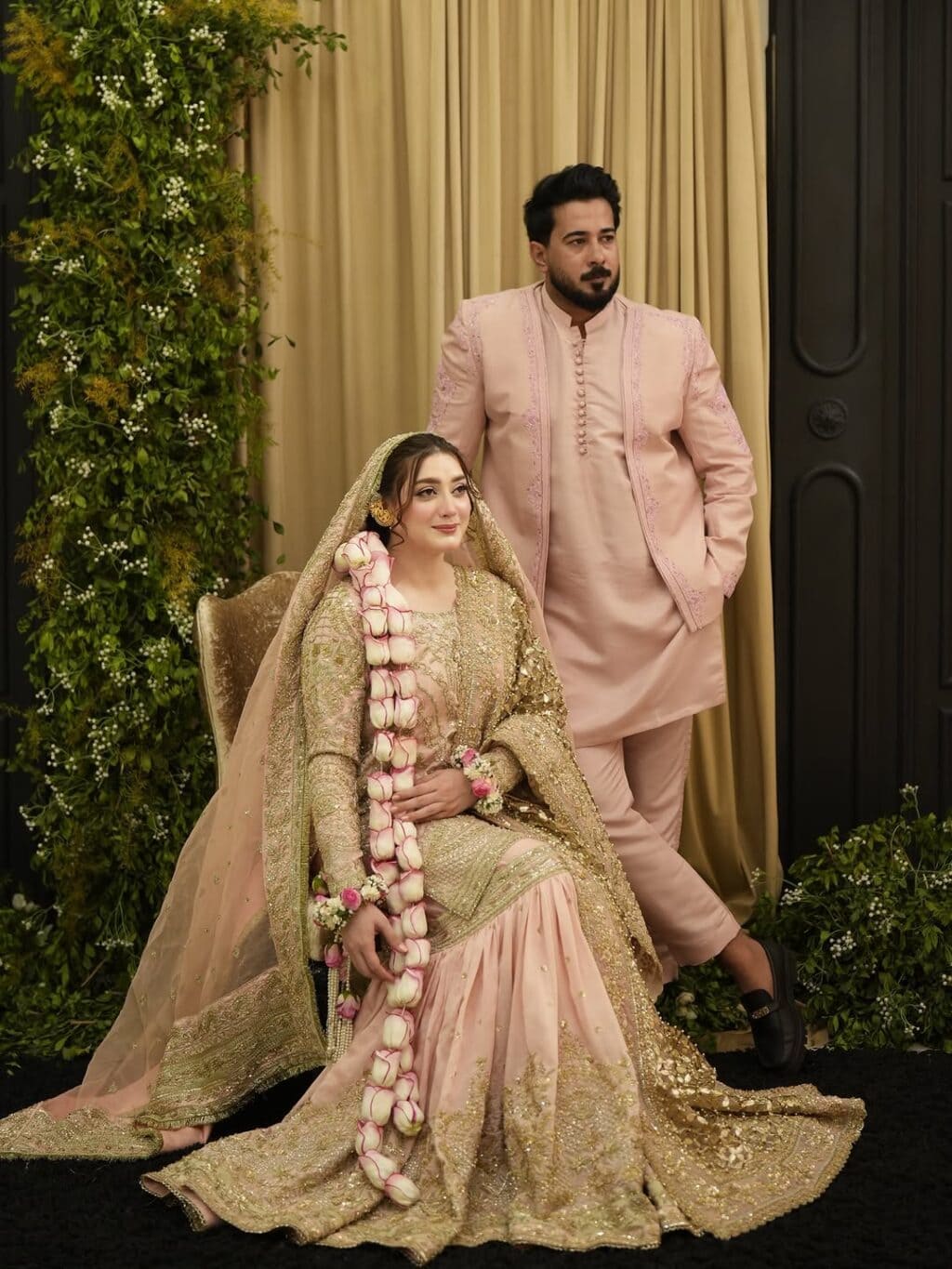 Momina Iqbal & Sohail Sameer Emotional Moment On Mehndi Night | Reviewit.pk